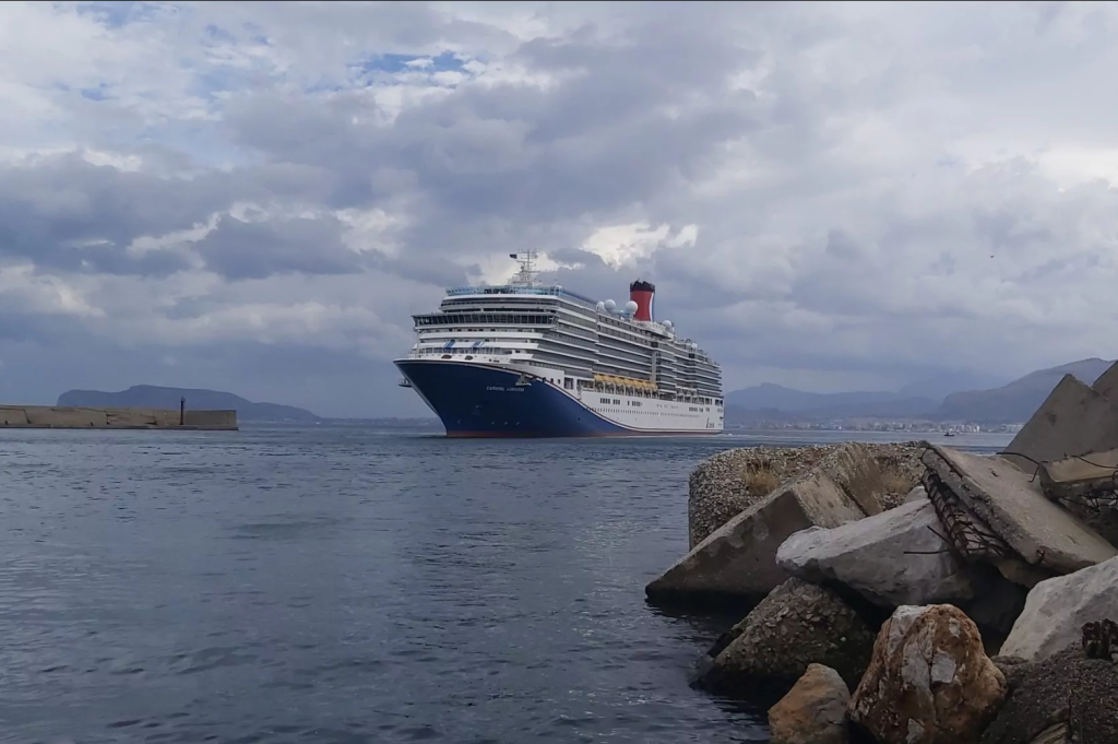 Carnival Luminosa vaart voor de eerste keer met nieuwe kleuren ...